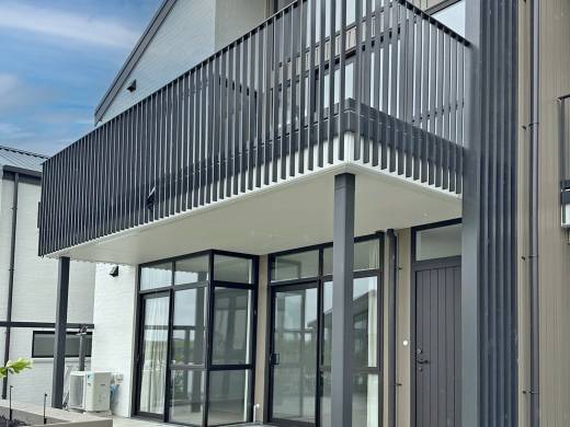 Seamless Fin aluminium postless balustrade | Aluminium Balustrades ...